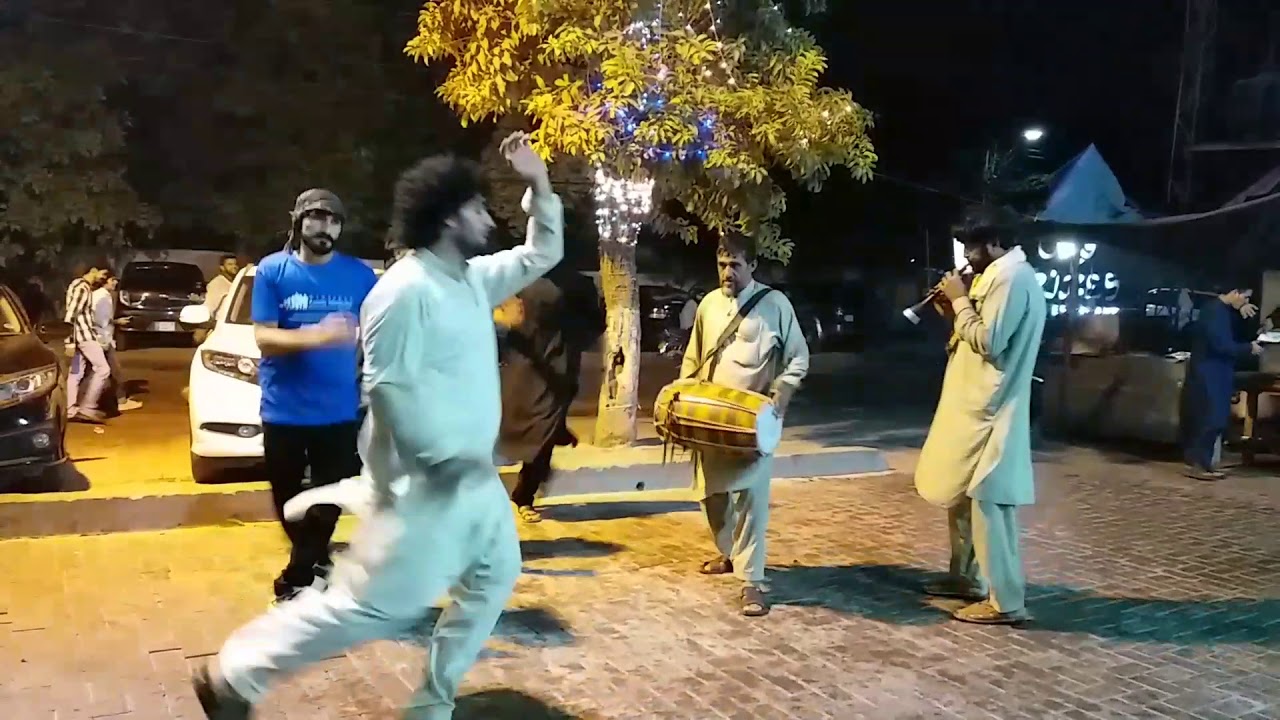 Mast attan at Qabail restaurant Mm alam road lhr - YouTube