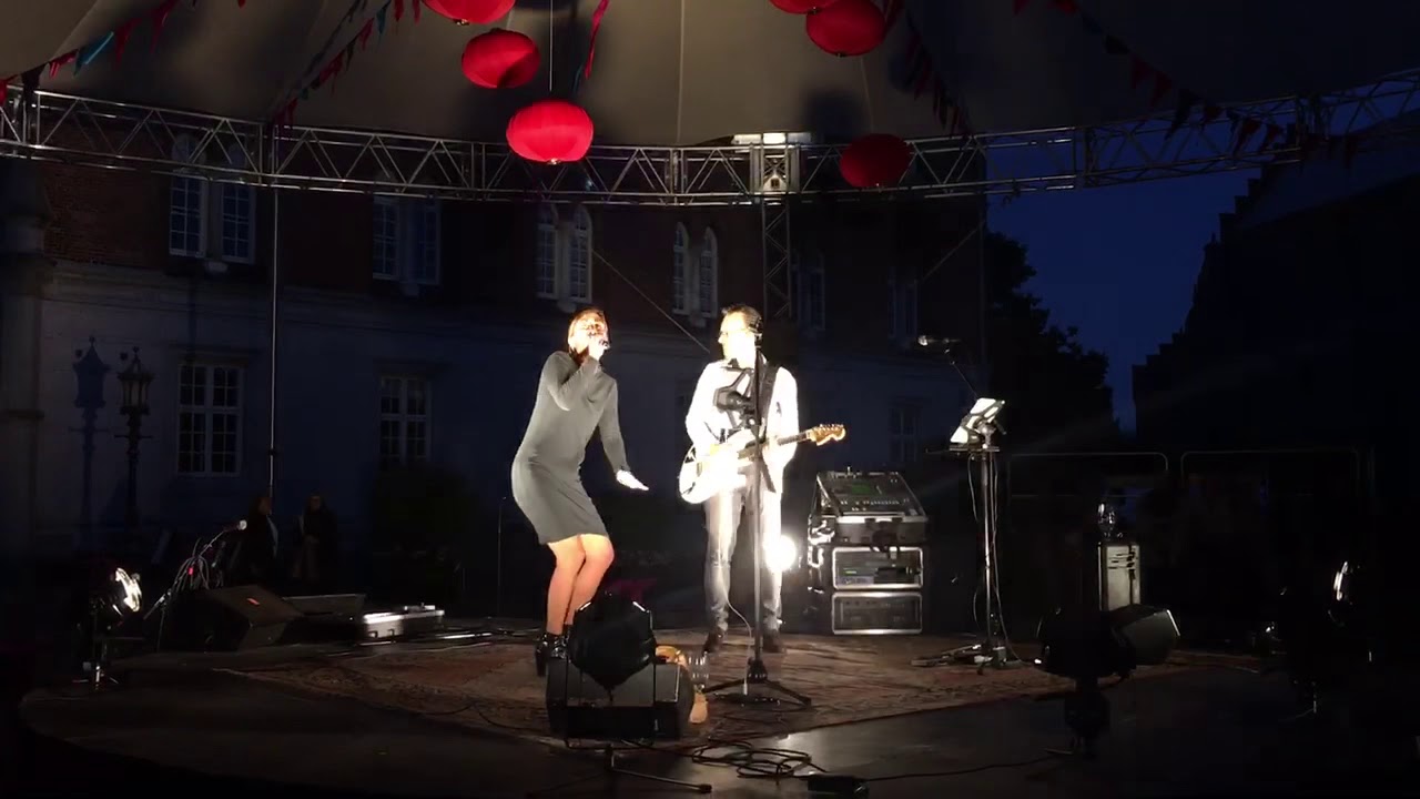 Anya singing - YouTube
