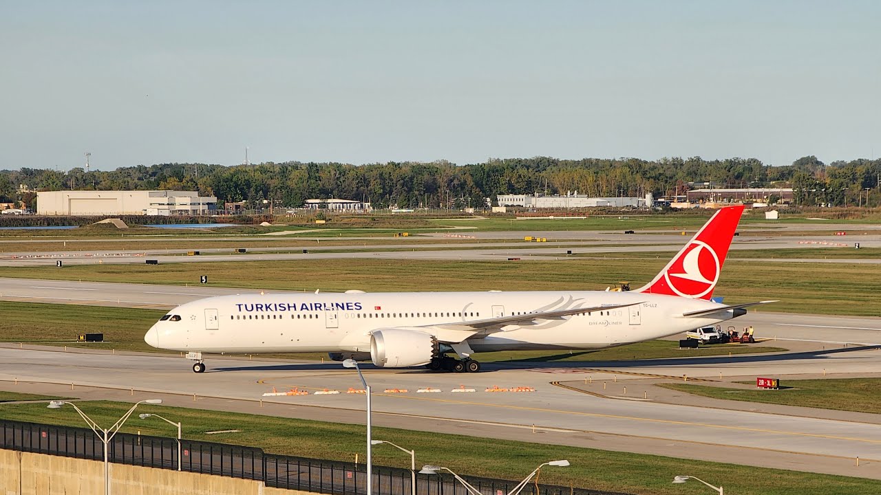 TK205 Turkish Airlines B787 Landing at DTW - YouTube