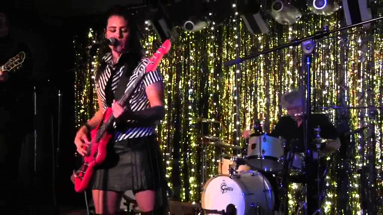 The Amy Mendoza Band - "Moonage Daydream" (10/14/15) - YouTube