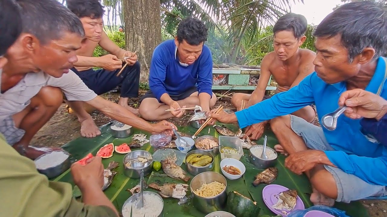 Giăng lưới bắt cá nướng ăn cơm, rớt nước mắt với bữa cơm của anh em thợ ...