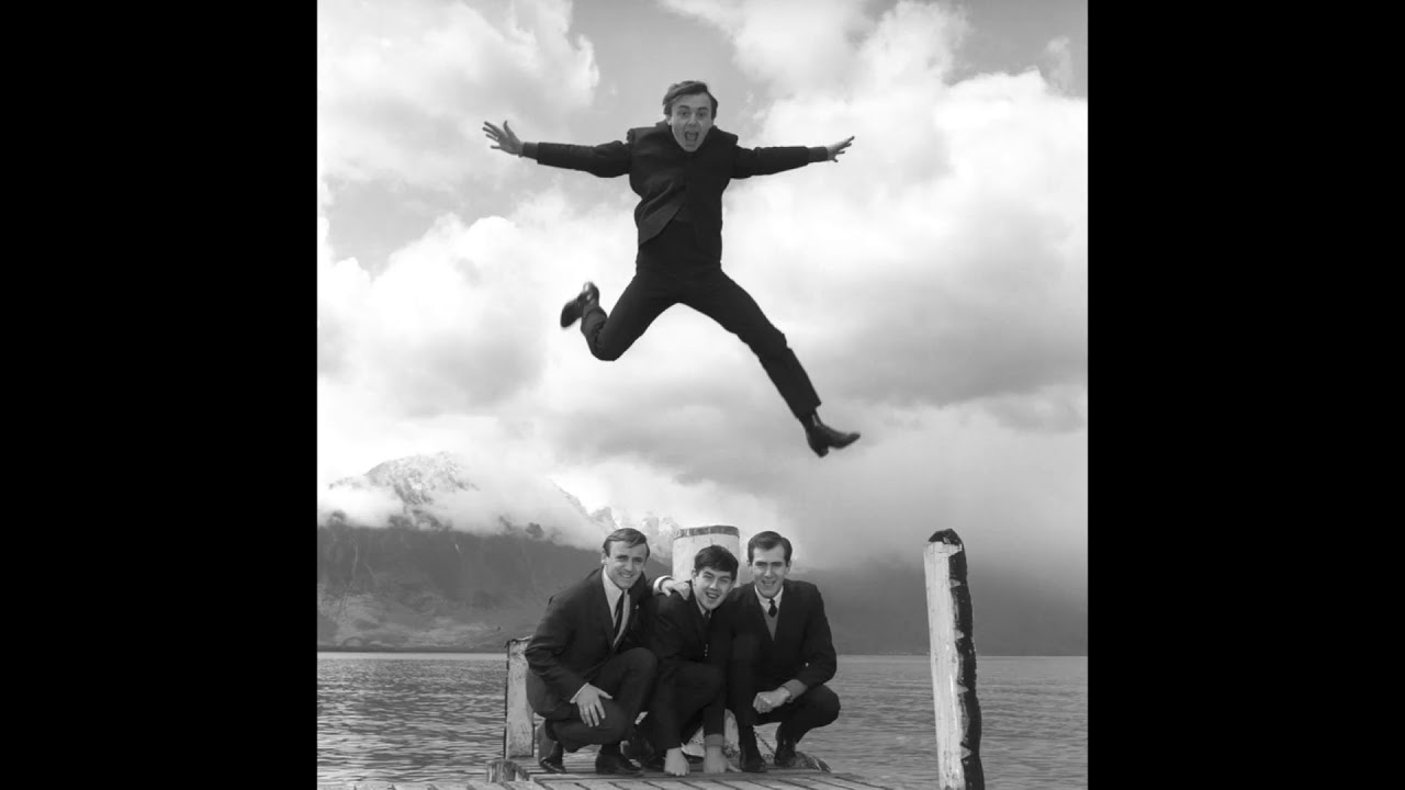 WALK HAND IN HAND GERRY & THE PACEMAKERS (LIVE) - YouTube