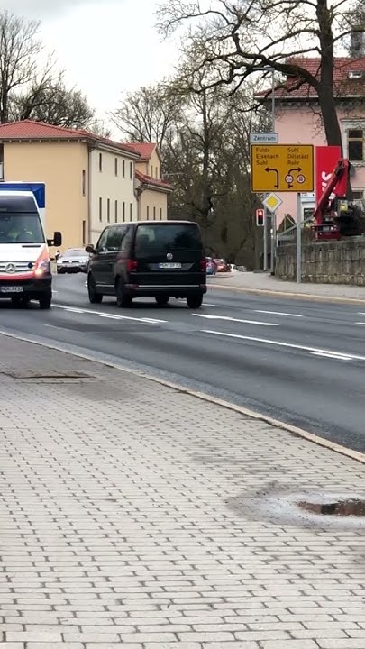 RTW 2 des DRK Meiningen auf Einsatzfahrt - YouTube