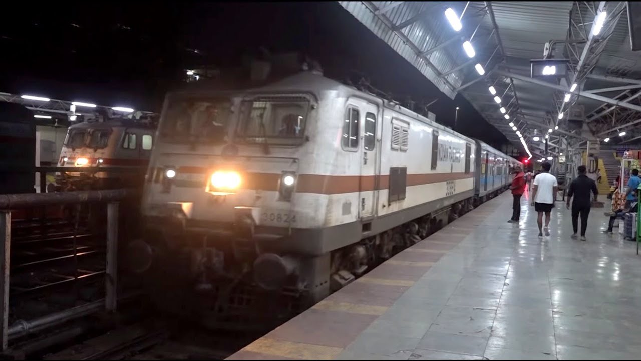 Late Night Video Of 16382 Kanyakumari Pune Express Arriving ...