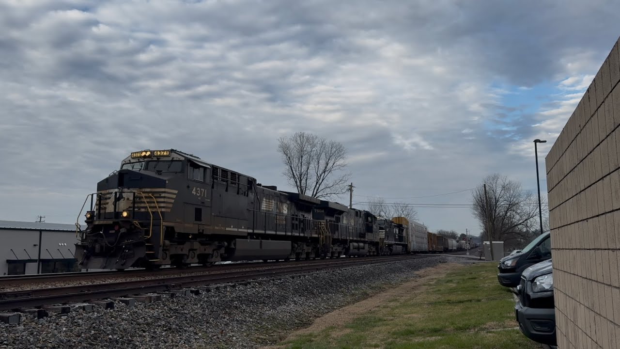 NS AC44C6M 4371 w/ Nice P5 Leads Manifest 126-07 on 3/7/25 - YouTube