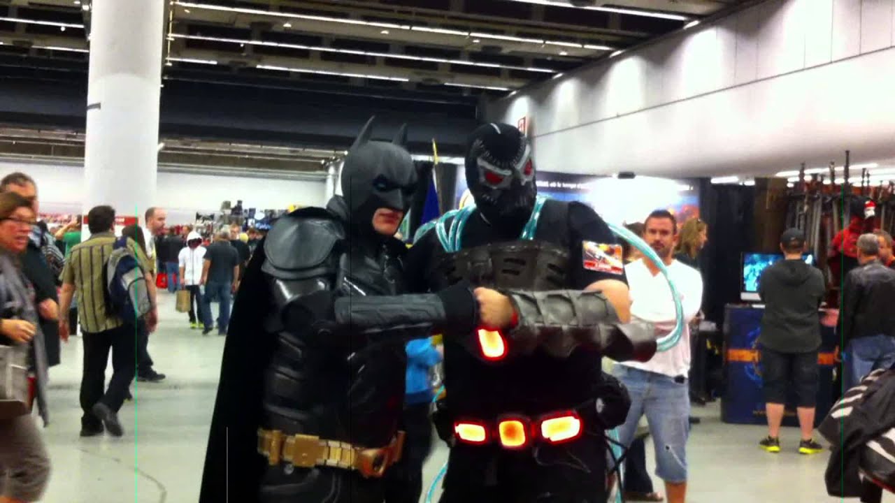 Batman Comic con Montreal 2013 cosplay Batwill red bull - YouTube