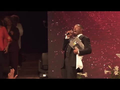 Pastor Reginald Sharpe Preaching Like a Mad Man at Fellowship Chicago ...