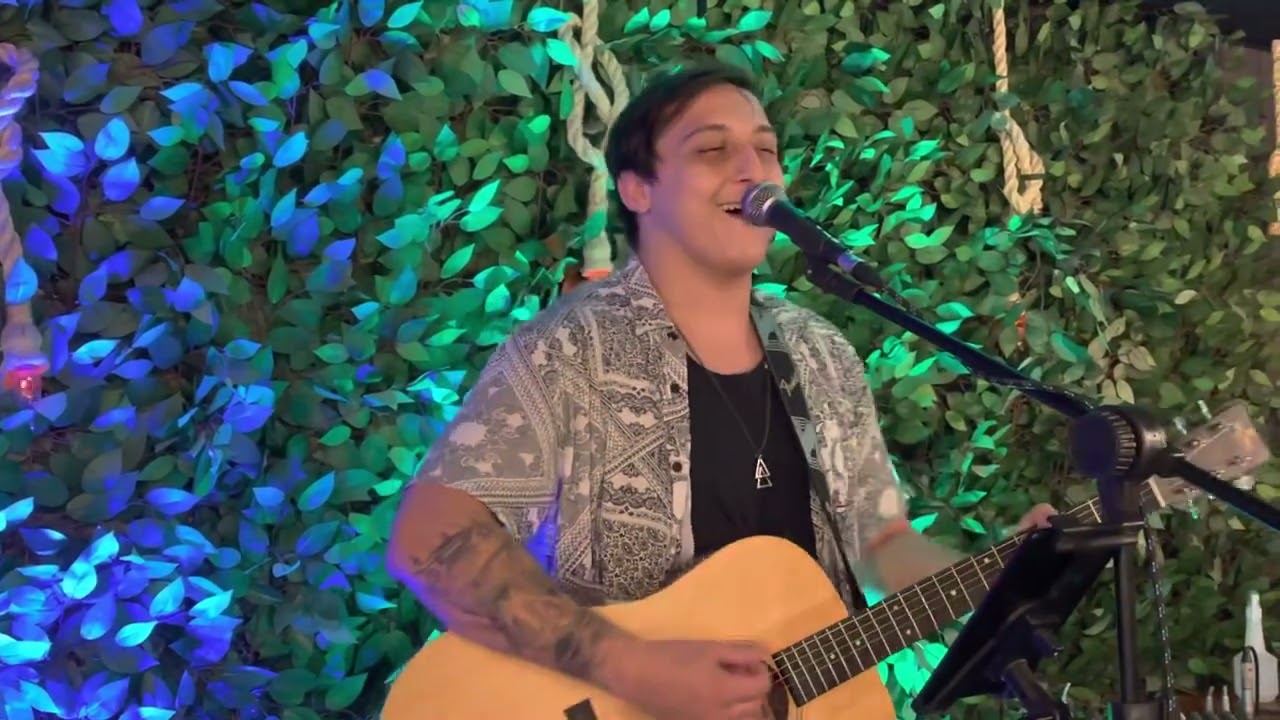 Cantor Tuca interpreta clássicos internacionais em show no Lounge Bar ...