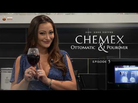 Dani macht Chemex-Kaffee