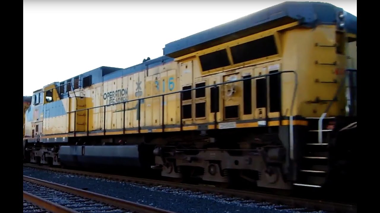 Two 5-Engine Lashups Meet with ex CNW and SP Locomotives - YouTube