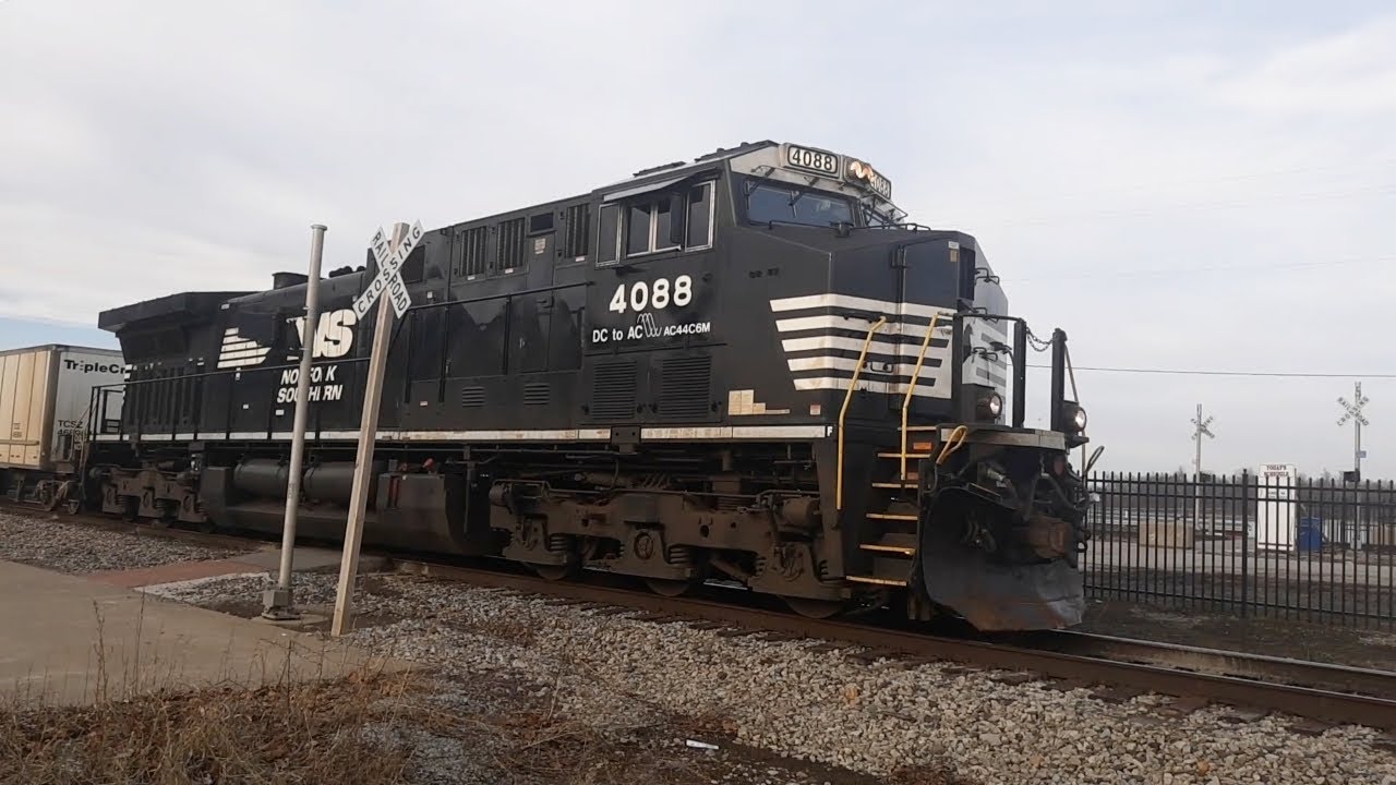 NS 4088 leads Roadrailer train 255 Hannibal, MO 2-27-21 - YouTube