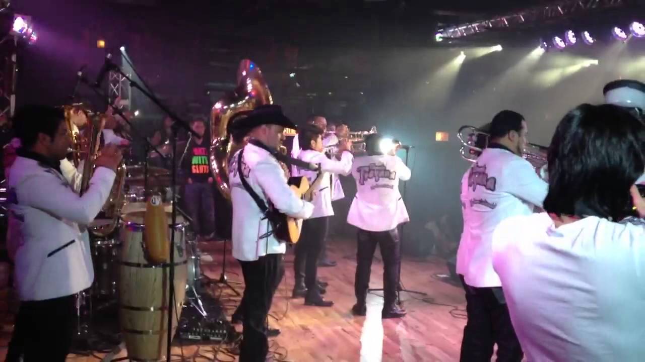 Banda Troyana- intro/el ausente en el vlive Chicago - YouTube