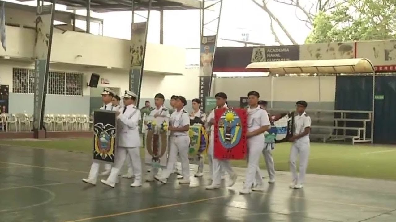 Escudo nacional recibe homenaje de Academia naval de Guayaquil - YouTube