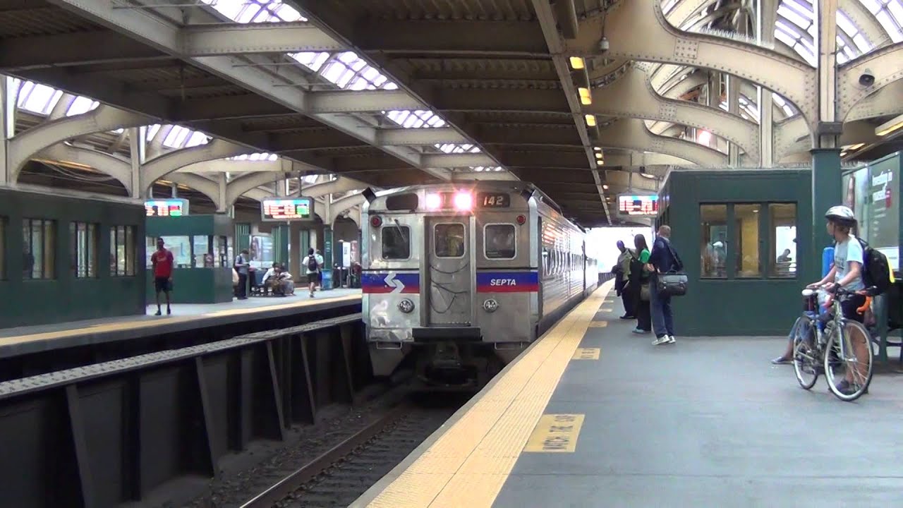 SEPTA Regional Rail - General Electric Silverliner IV #142 arriving ...