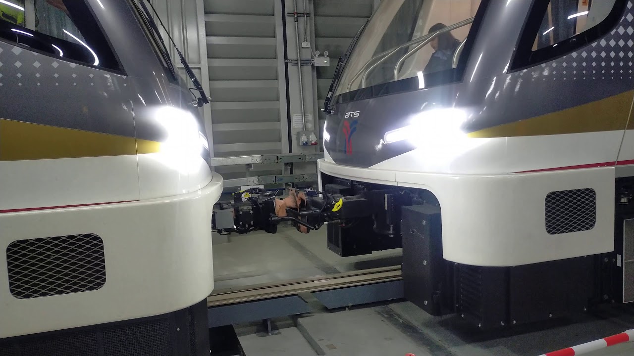 APM 300 Coupler and Connection at Sky train Gold Line - YouTube