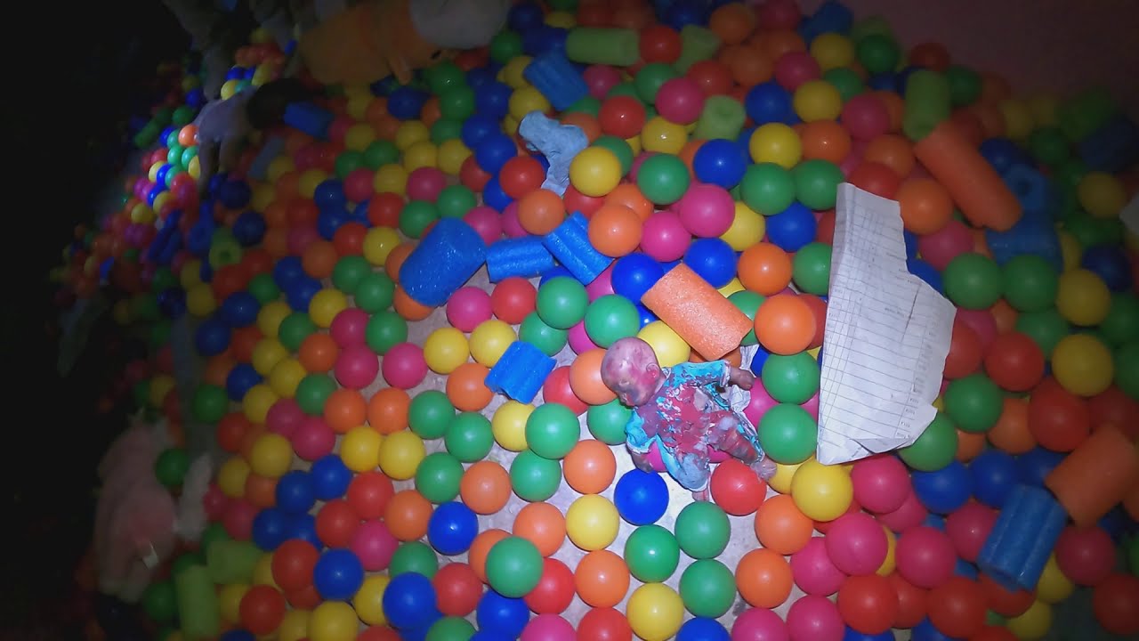 CHECKING OUT THE XRAY ROOM AND "BALL PIT" AT LESTER HAUNTED HOSPITAL ...