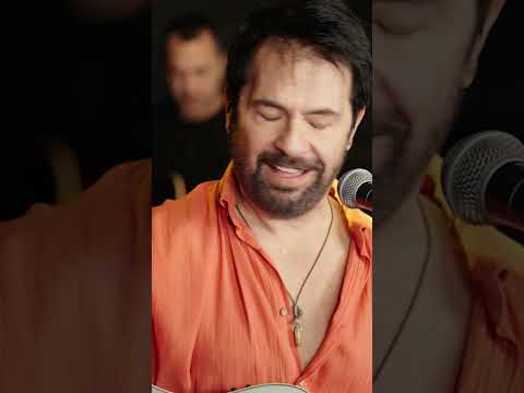 Bora Öztoprak ft. Emre Altuğ - Uzaklarda