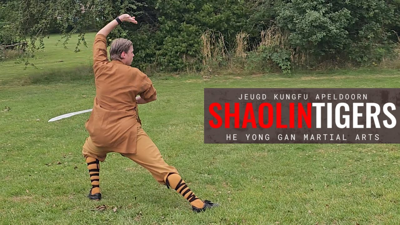 achterkant: Korte Zwaardvorm Xiao Dao Jeugd Shaolin Tigers Kungfu Apeldoorn - YouTube