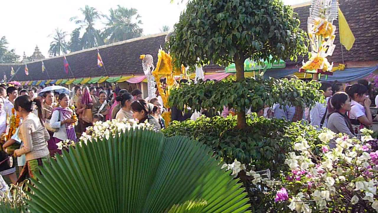 Wax Castle Procession at Wat That Luang 2008 - YouTube