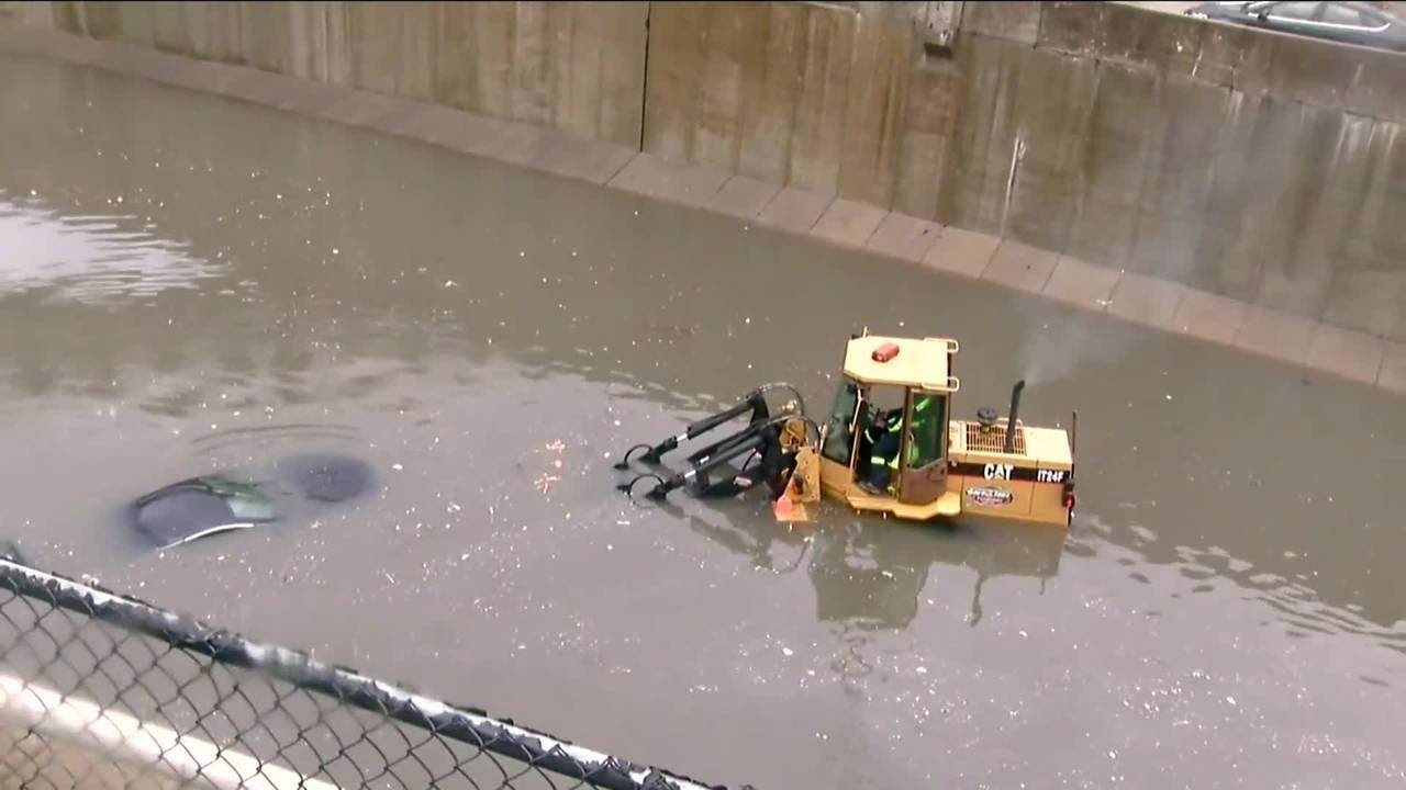 Car submerged in water - YouTube