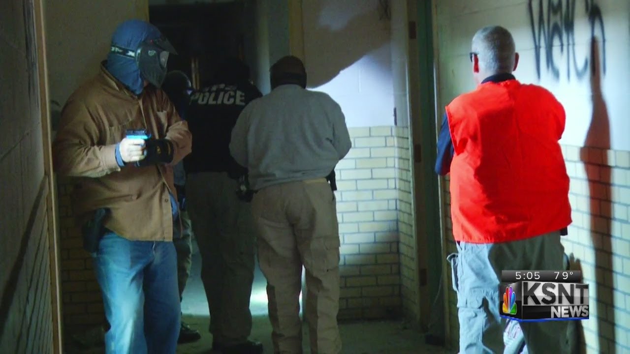 Topeka Schools Police hold active shooter training - YouTube