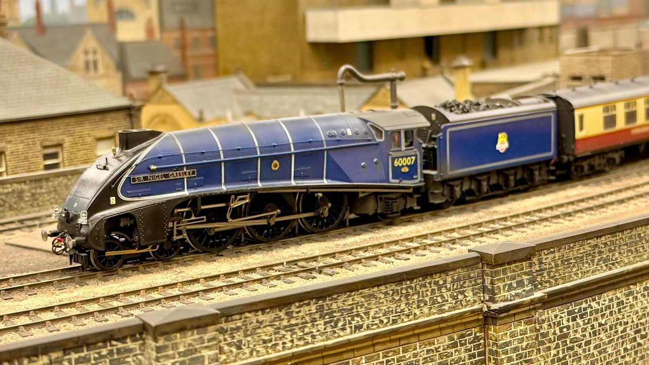 Hornby LNER A4 class 60007 "Sir Nigel Gresley" running on Dewsbury ...
