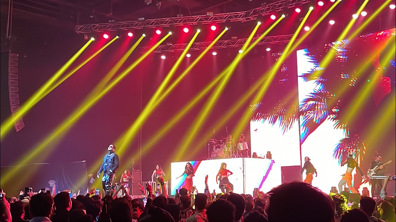 Divine live concert at NSCI mumbai|entry , gunhegar , kohinoor - YouTube