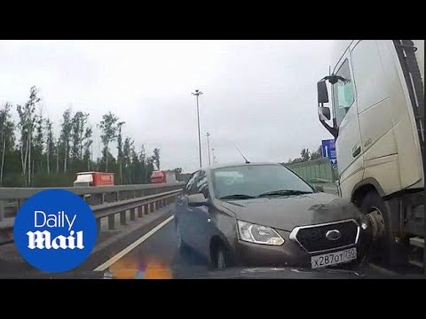 Car spins into path of driver in T bone crash in Moscow, Russia - YouTube