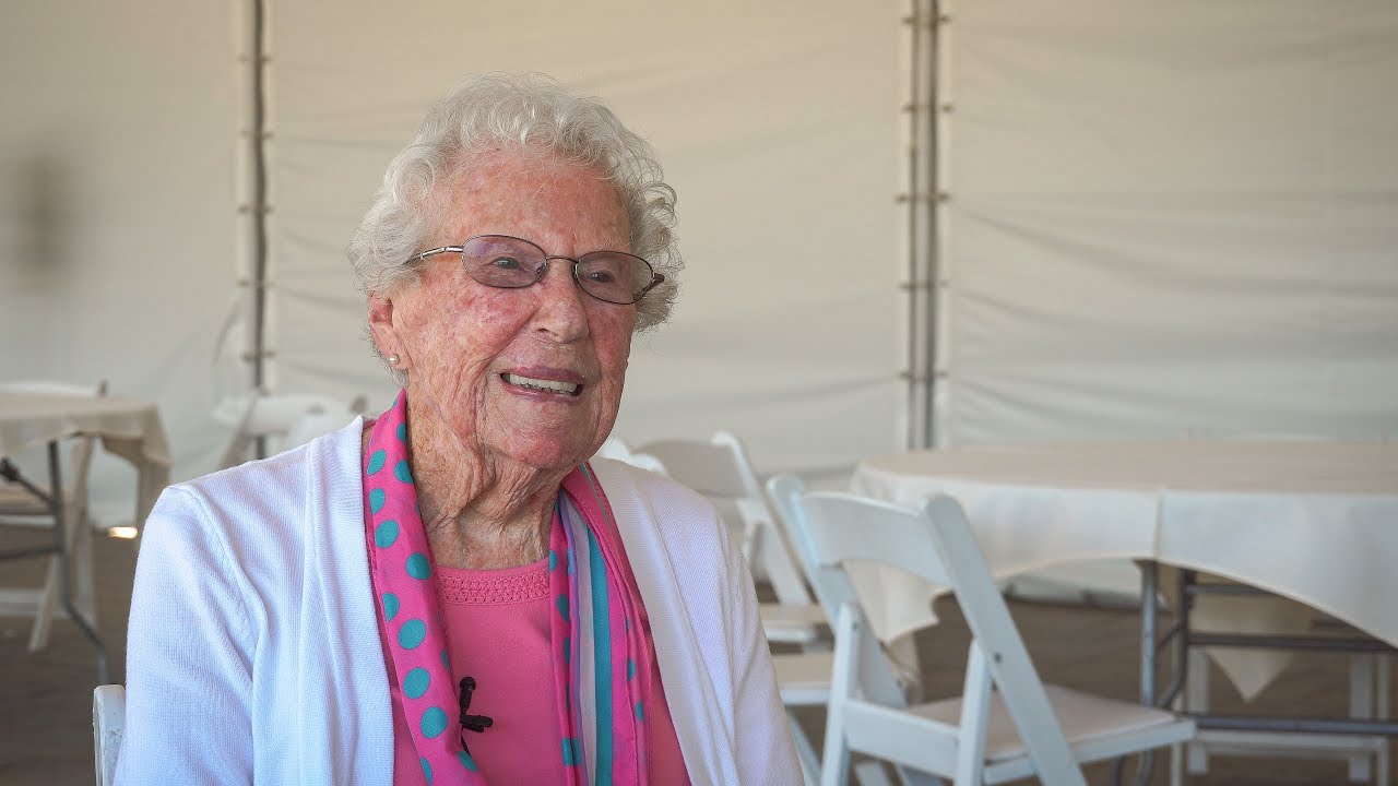 Doris Yates enjoys the game of golf at 100 years of age - YouTube