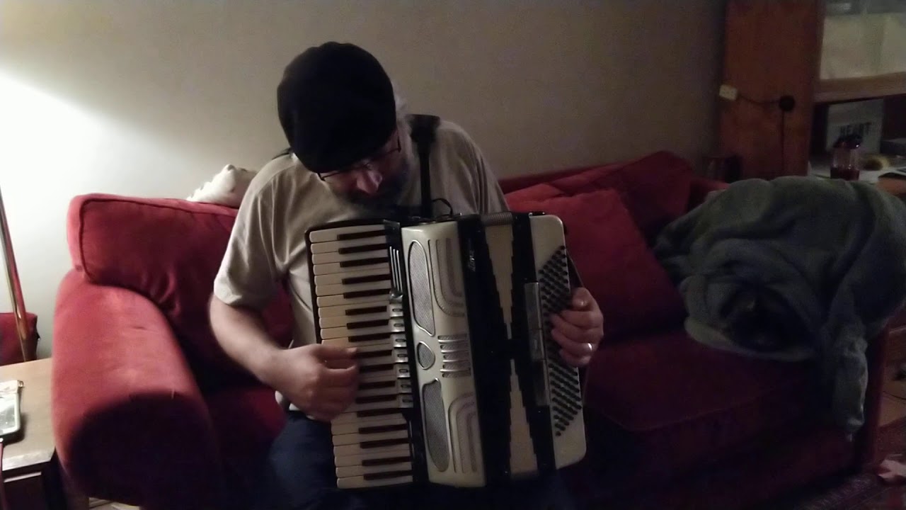 Angry Birds theme (Ari Pulkkinen, 2009) ... played on the accordion ...
