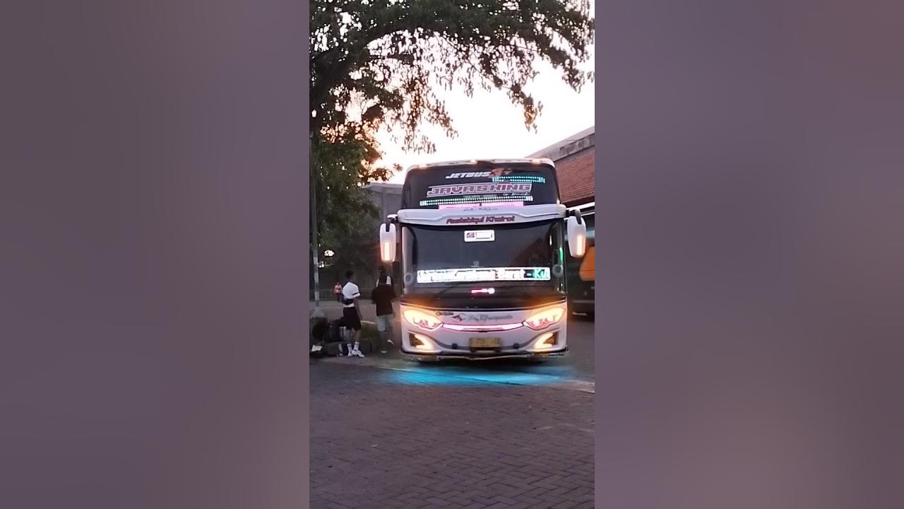 detik-detik bus Haryanto hr 020 javas king masuk terminal jati Kudus #poharyanto #haryanto # ...