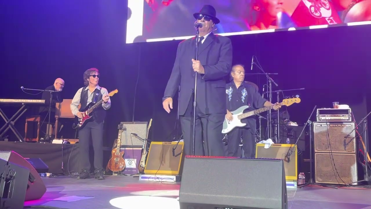 The Blues Brothers (Dan Aykroyd and Jim Belushi) performing Rubber ...