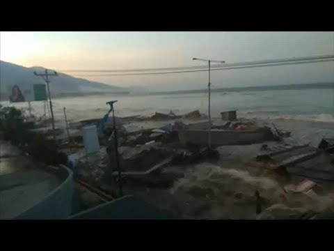 Νέο συγκλονιστικό βίντεο από την στιγμή που «χτυπά» το τσουνάμι - YouTube