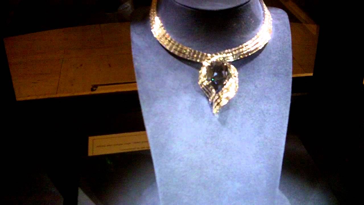 The Hope Diamond at the Smithsonian National Museum of Natural History ...