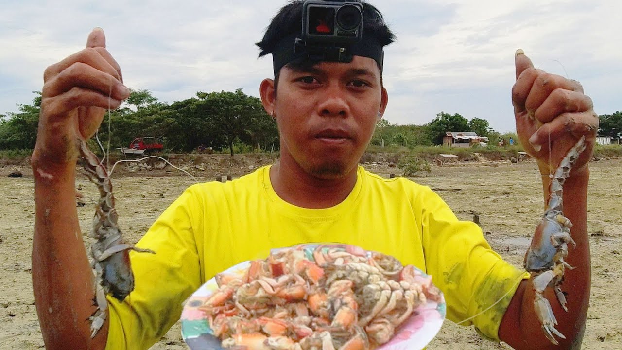 Tricking Mud Lobster Catch and Cook Garlic Butter Style - YouTube