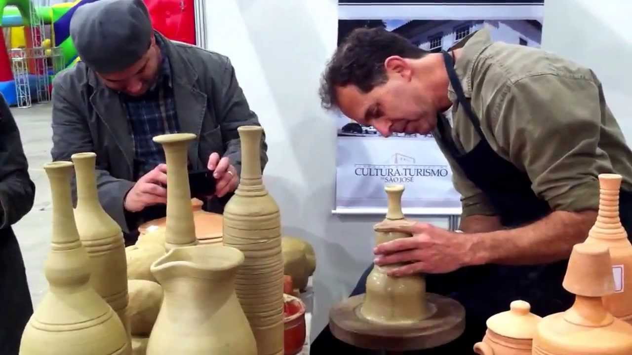 Muito lindo o trabalho do Oleiro fazendo um vaso de barro - YouTube