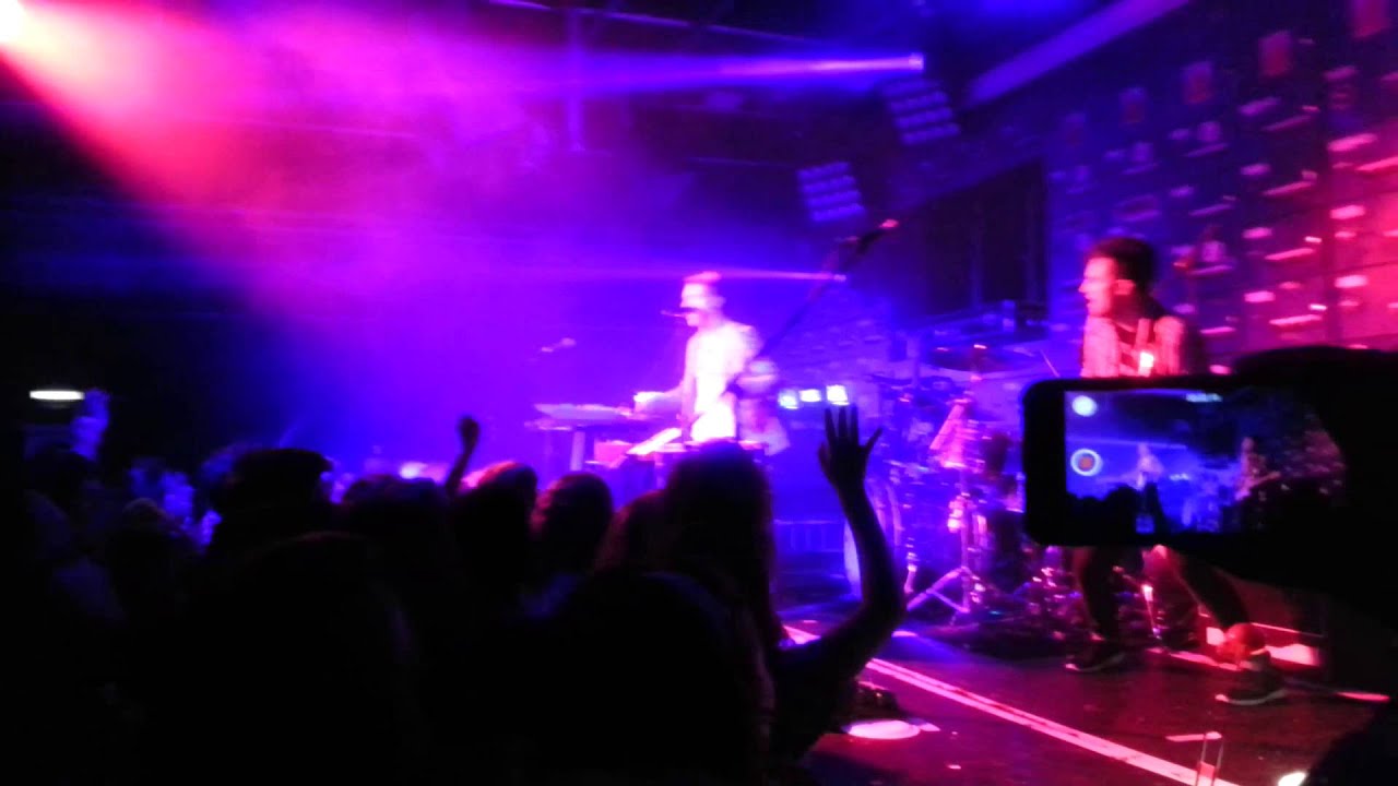 Walk The Moon - Shiver Shiver (Live) - YouTube