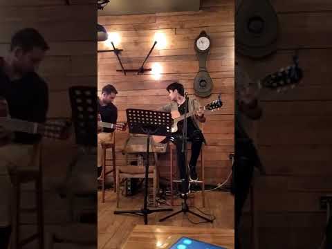 Gozel sesiyile yene her kesi heyran eledi