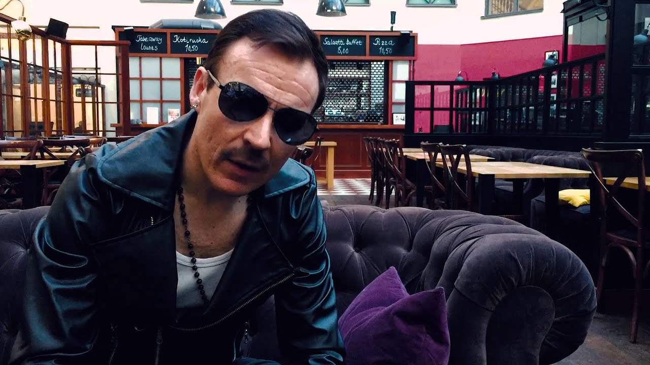 Kimmo Blom tervehtii Freddien ominaisuudessa Queen Shown ...