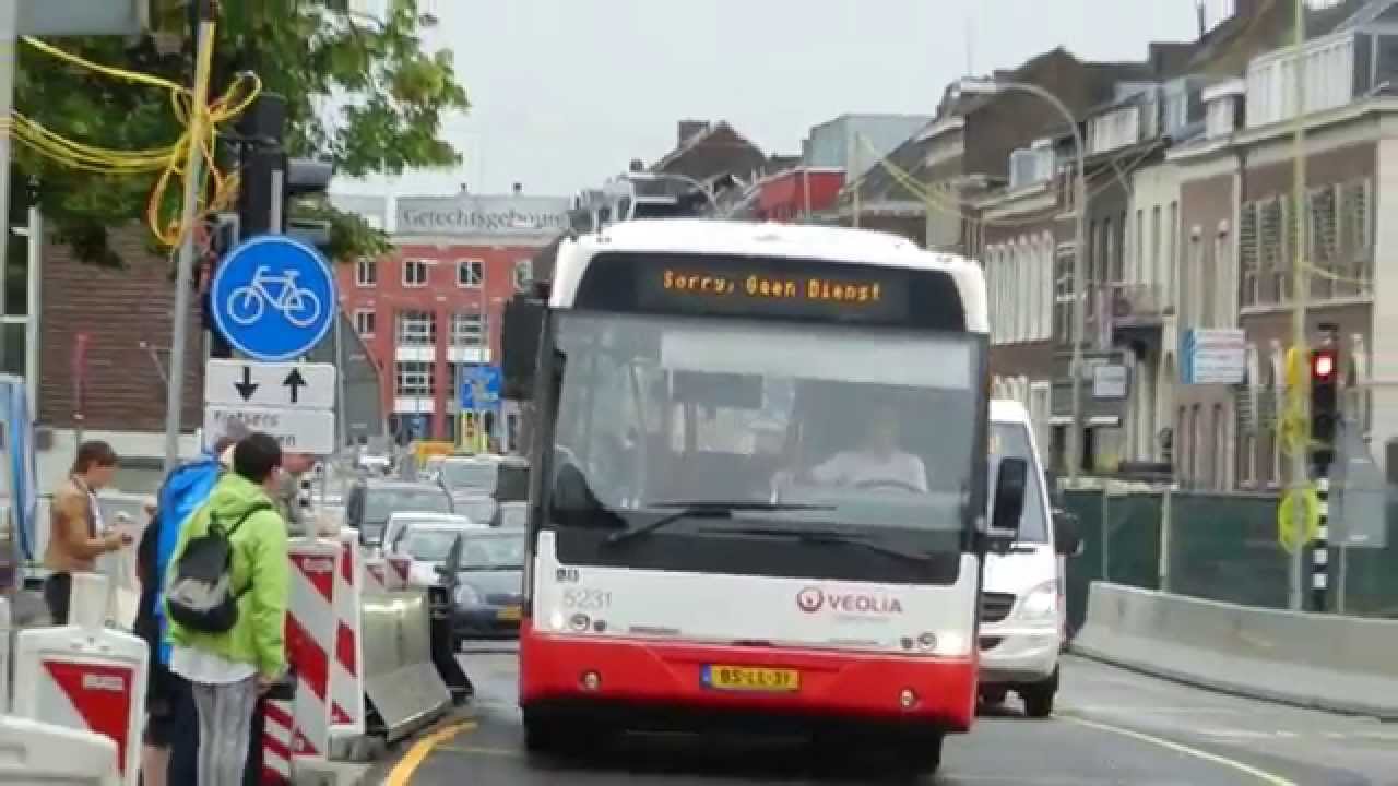 Bussen Veolia bij station Roermond - YouTube
