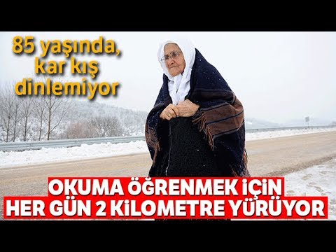 85 Yaşındaki Kadın Okuma Öğrenmek İçin Her Gün 2 Kilometre Yol Yürüyor