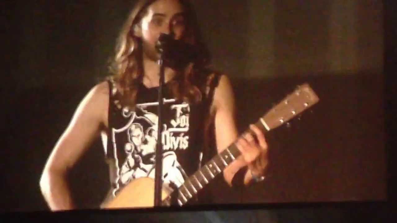 Jared Leto sings Alibi to cute child - Little Ivy - 30 Seconds to Mars ...