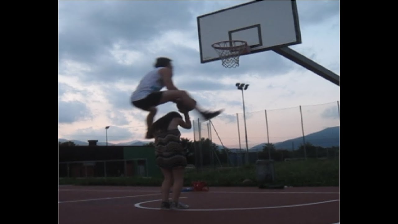 5'7 white kid monster dunks OVER A PERSON!! - YouTube