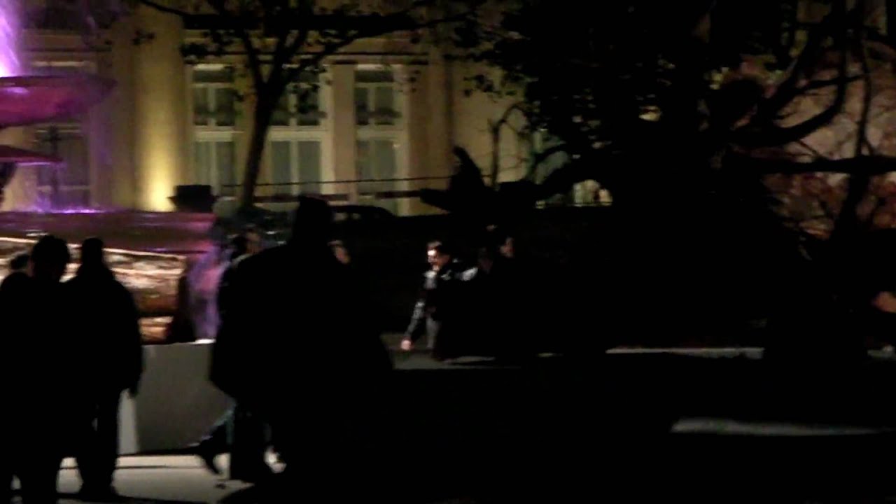 Square Tree Trunks TRAFALGAR SQUARE LONDON UK - YouTube
