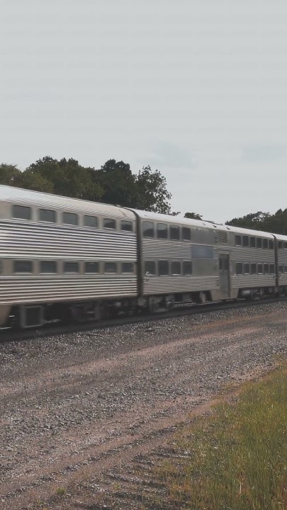 BNSF Metra Train Led by CB&Q Heritage Unit (METX #211) in Naperville - YouTube