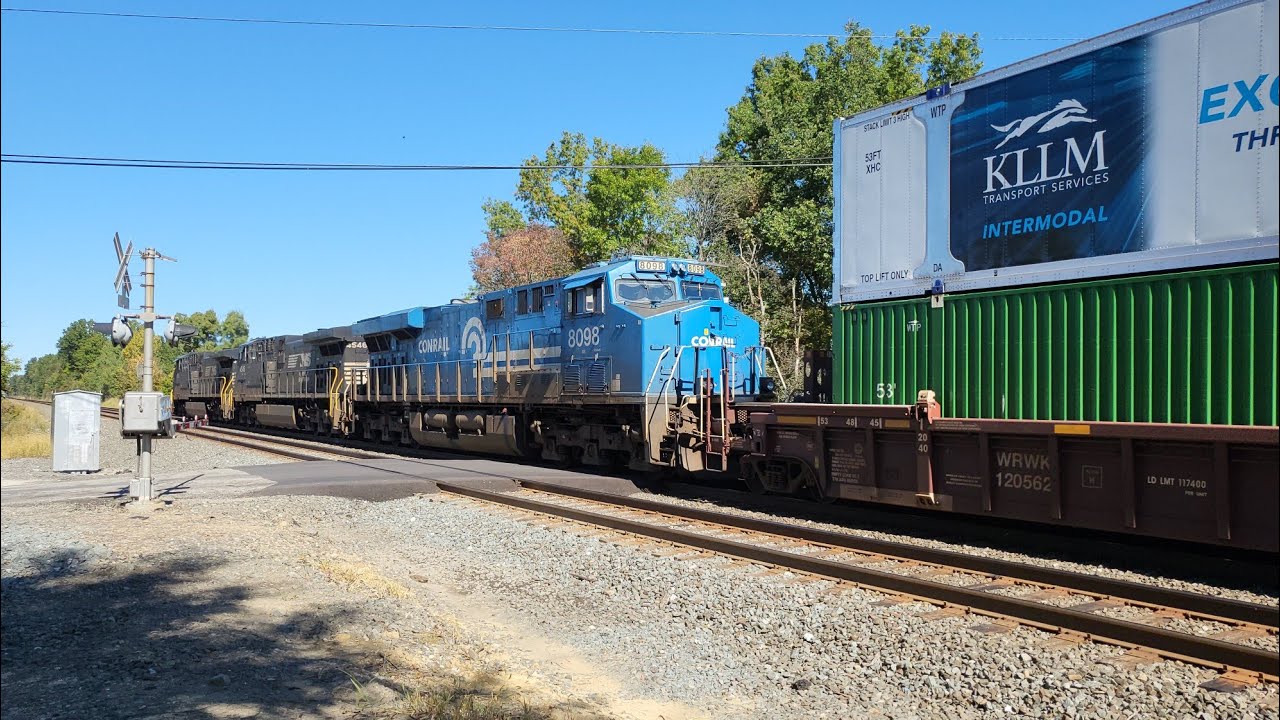 NS Conrail Heritage Unit ES44AC #8098 trailing 3rd on Intermodal 23G in ...