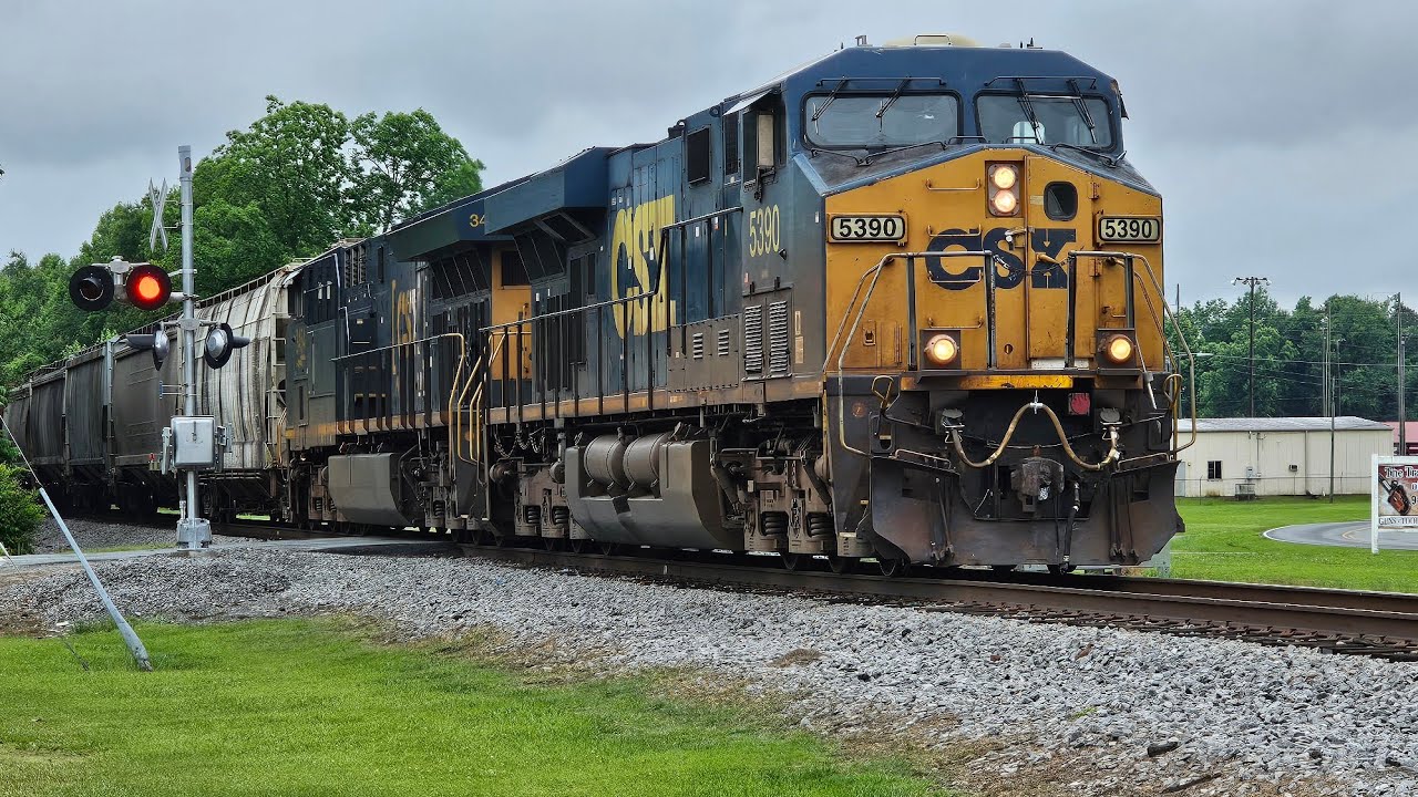 CSX L233-26 with the Ole ES40DC & ET44AH on this Warsaw Local Switch Job & Nice Horn Salute ...