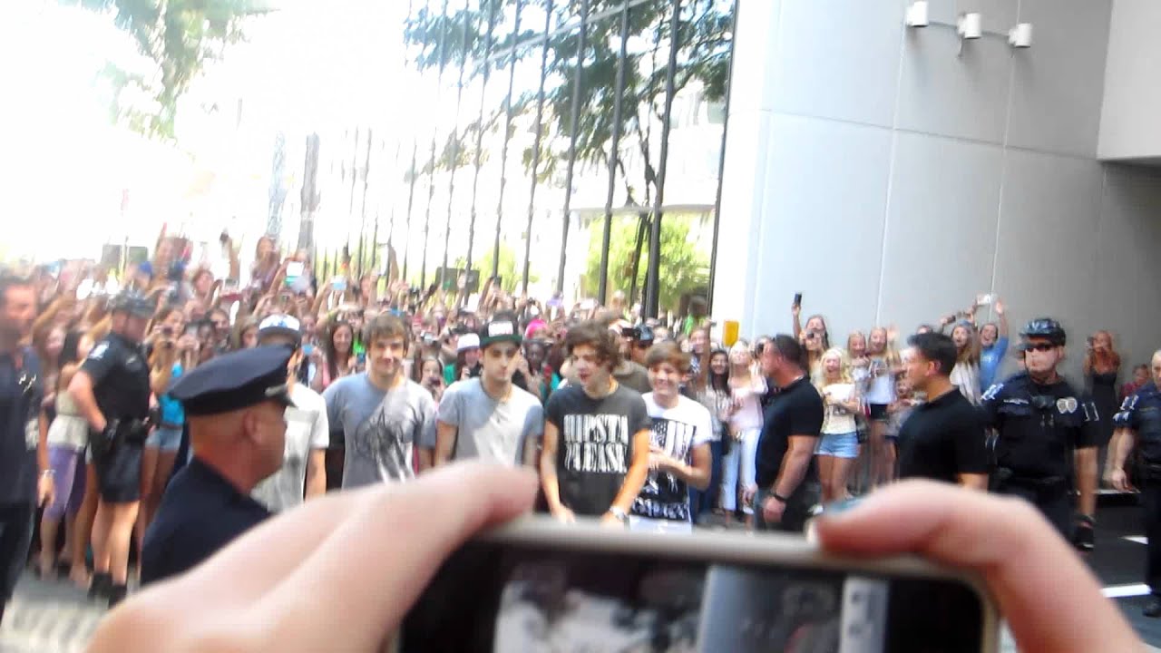 One Direction Outside their Hotel in Charlotte, NC - YouTube