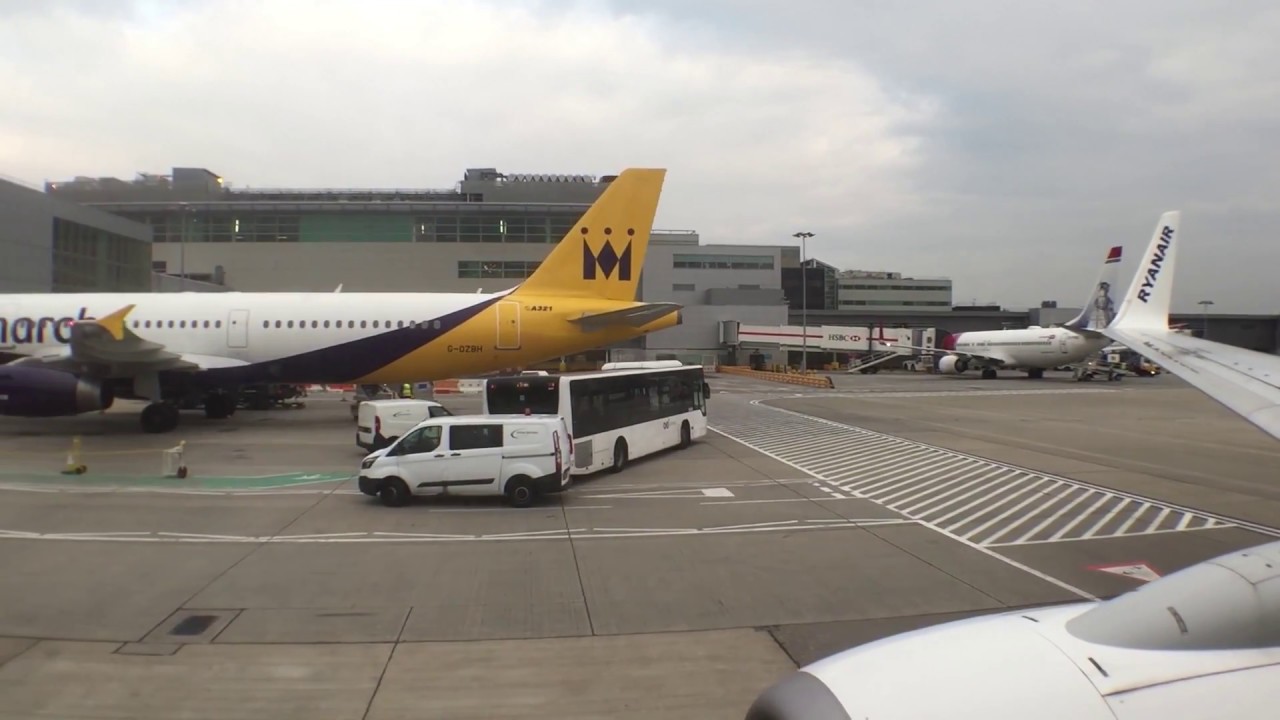 Ryanair Boeing 737-800 landing London Gatwick Airport - YouTube