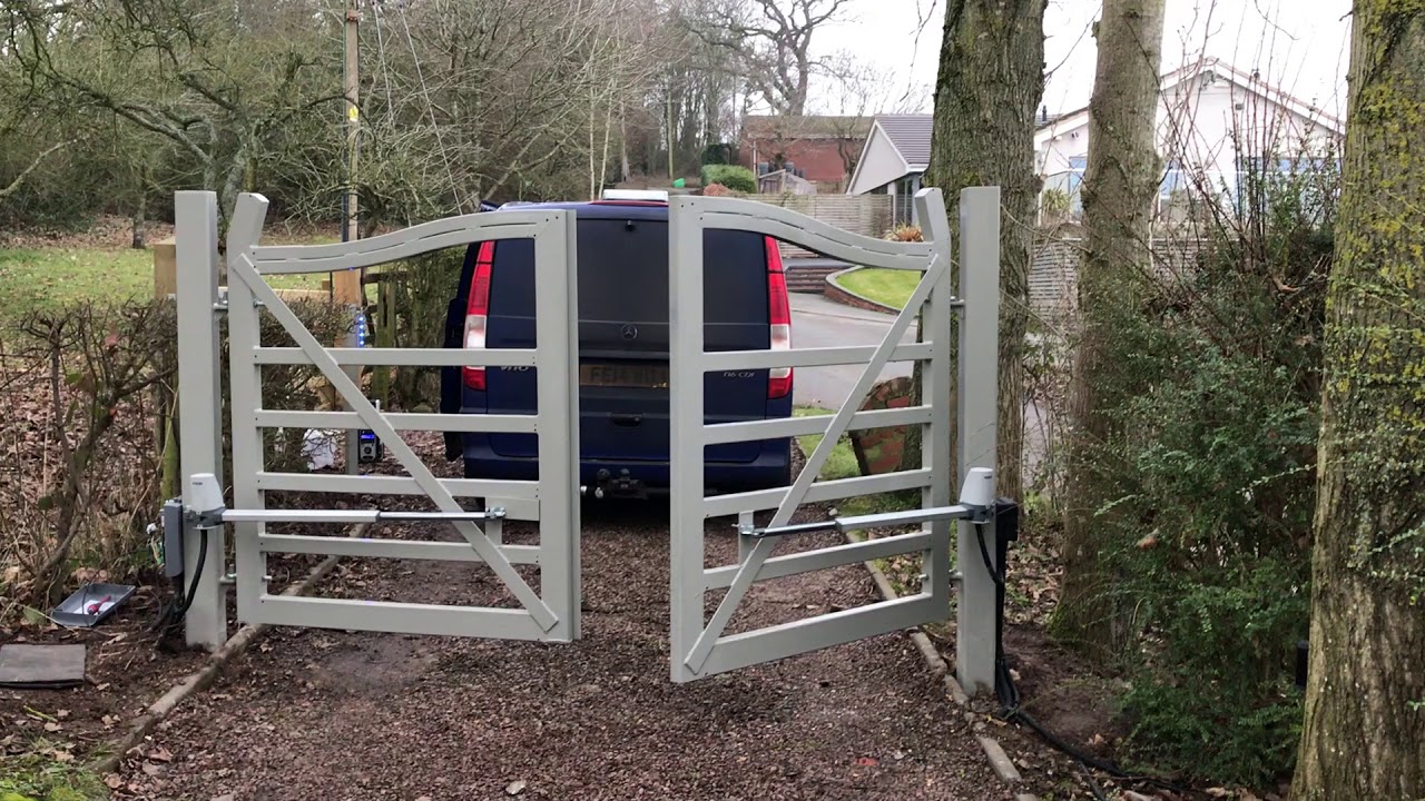 GIBIDI Kuda 200 gate rams fitted to 5 bar steel gates - YouTube